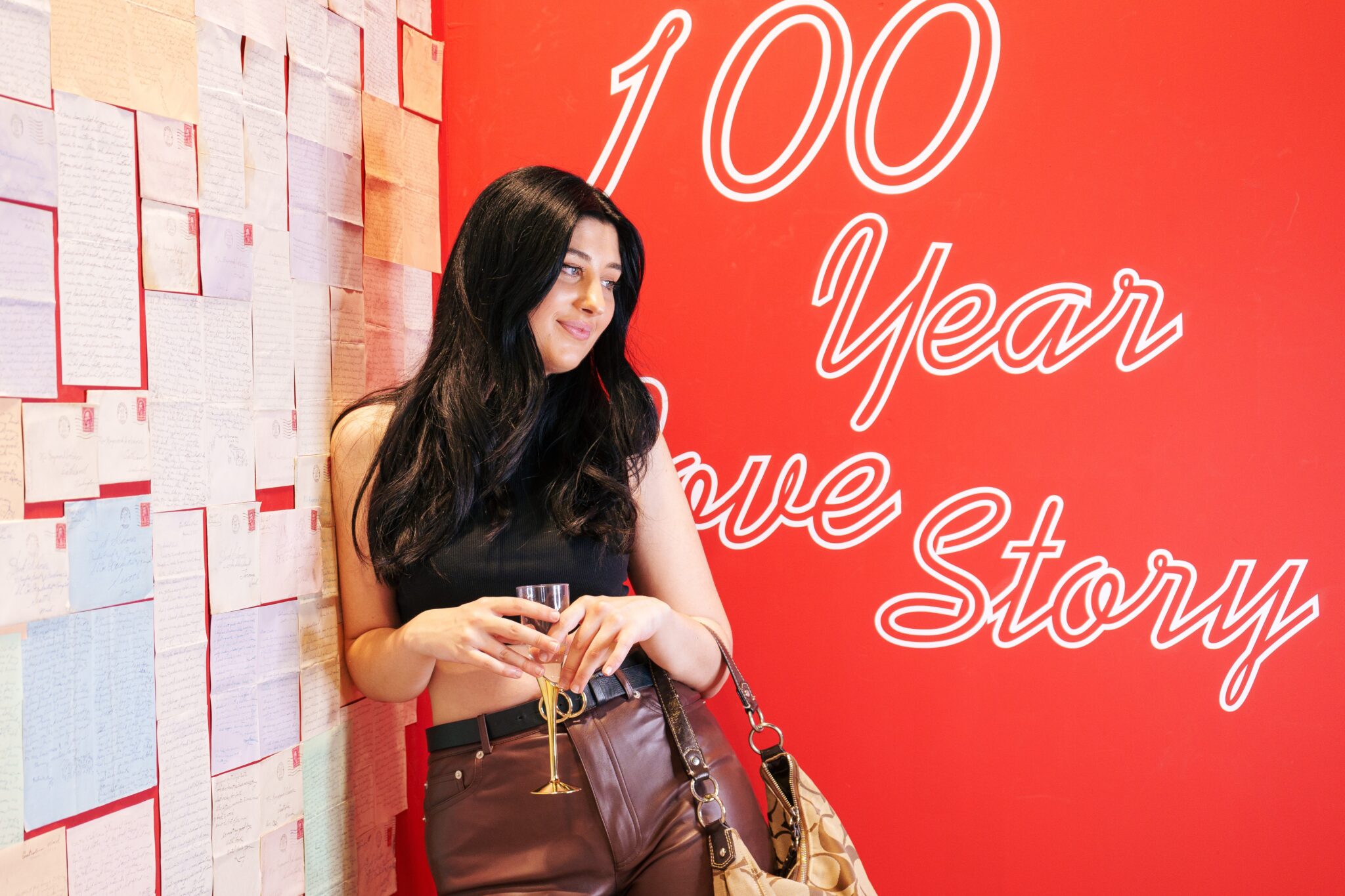 8 Poses That Make You Look Flattering in Pictures - Calgary Selfie Museum